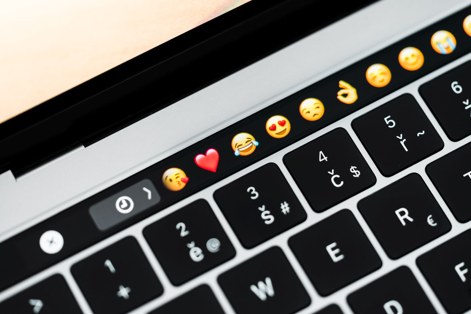 Top 5 cele mai folosite emoji-uri de branduri pe Instagram - SocialWeb.ro